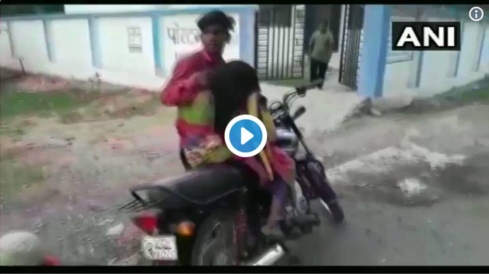 மத்திய பிரதேசம் | WATCH: இறந்த தாயின் உடலை பைக்கில் எடுத்து சென்ற அவலம் ...