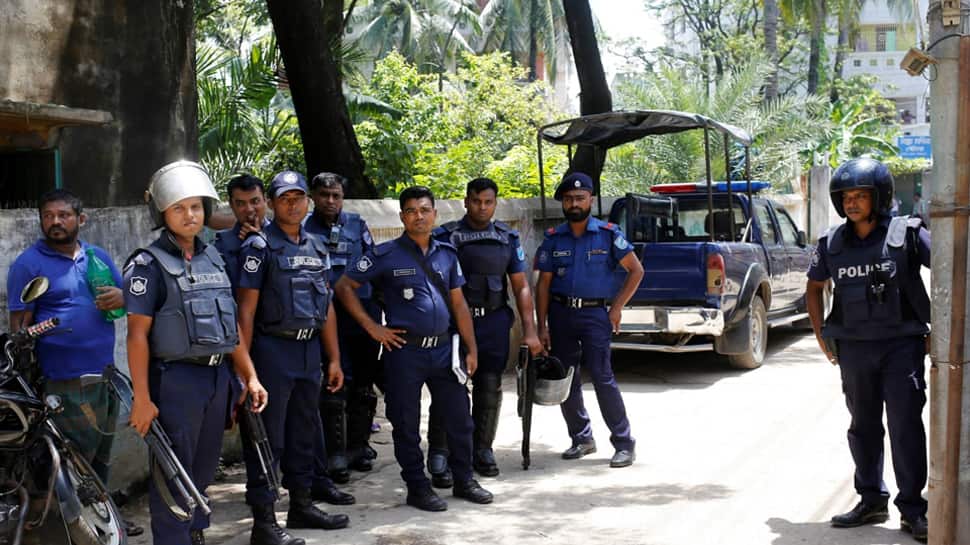 வங்கதேசத்தில் இடிக்கப்பட்ட கோவில், அமைதி காக்கும் அரசு! | World News in ...