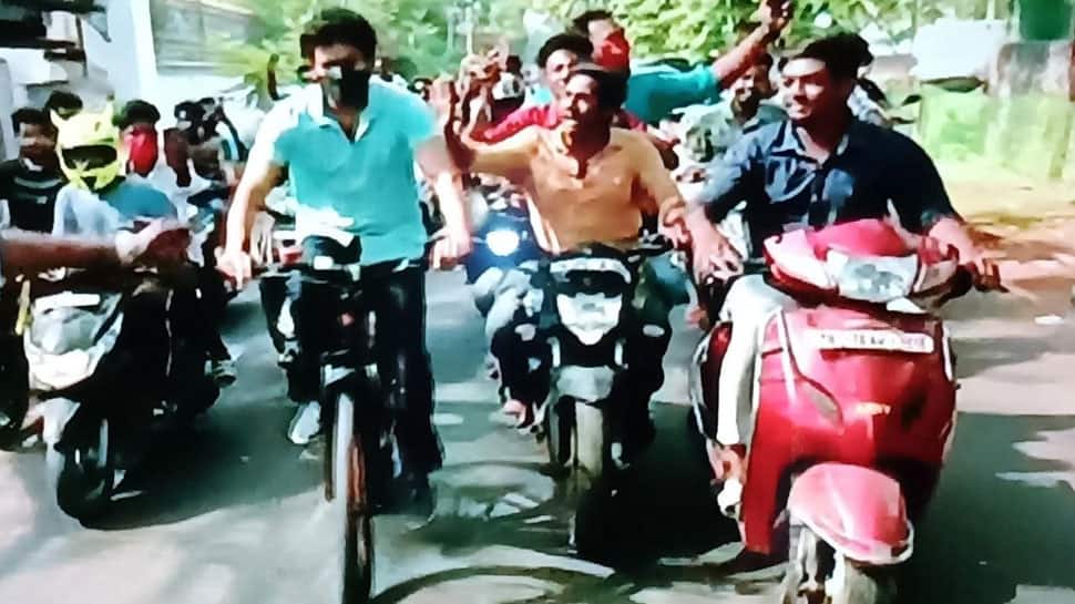 Actor Vijay came on a bicycle to cast his vote | தனது வாக்கைப்பதிவு ...