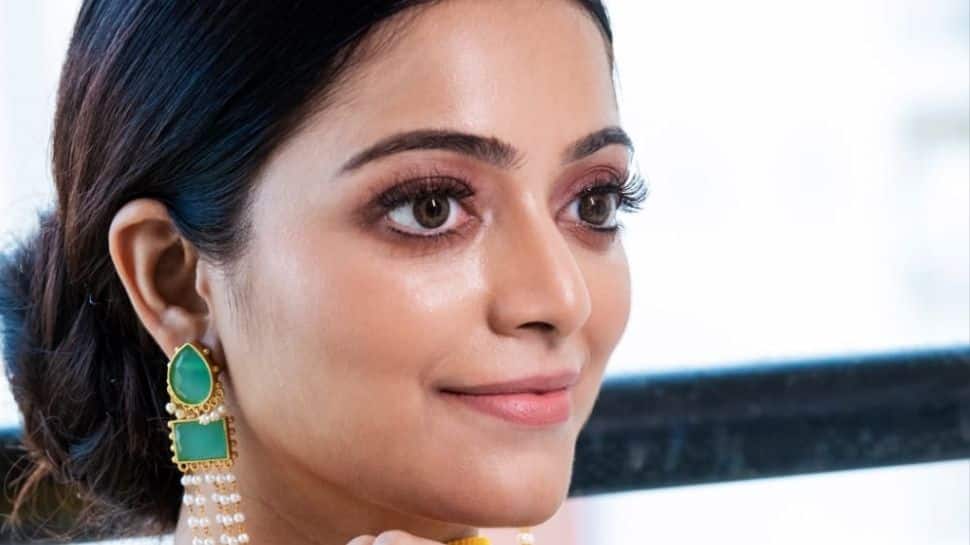 Actress Janani looks beautiful in unseen pic from this Photoshoot ...