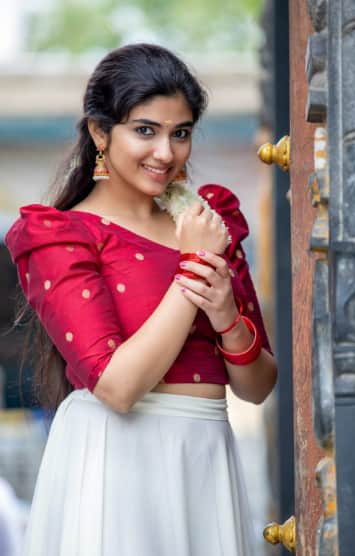 Pragyanagra looks stunning and gorgeous in her recent photoshoot ...