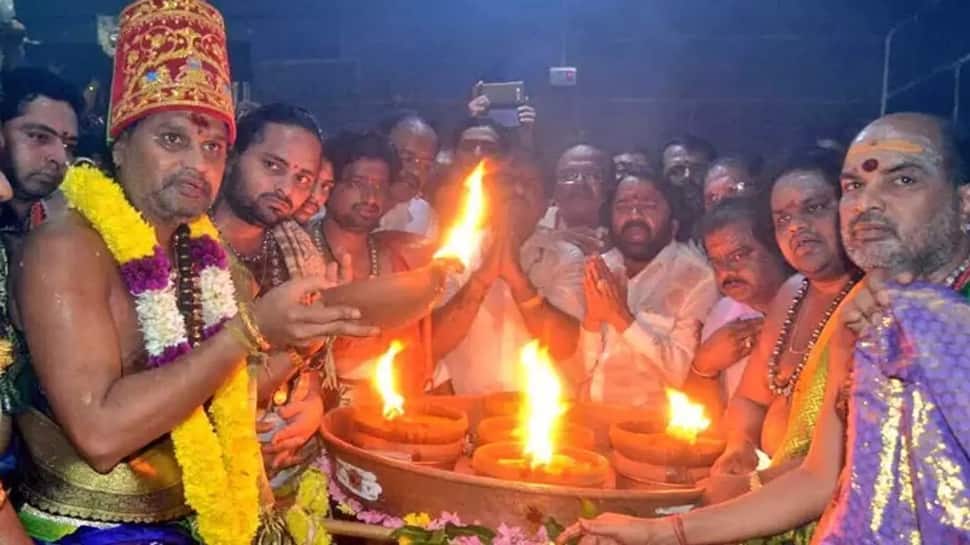 Karthikai Deepam Festival Barani deepam is lit on thiruvannamalai at ...