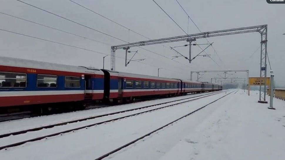 WOW! Train passing through Snow Covered Kashmir | Viral Video ...