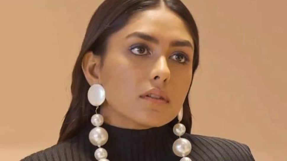 Mrunal Thakur and Vijay Deverakonda to Team Up for New Romantic Comedy ...