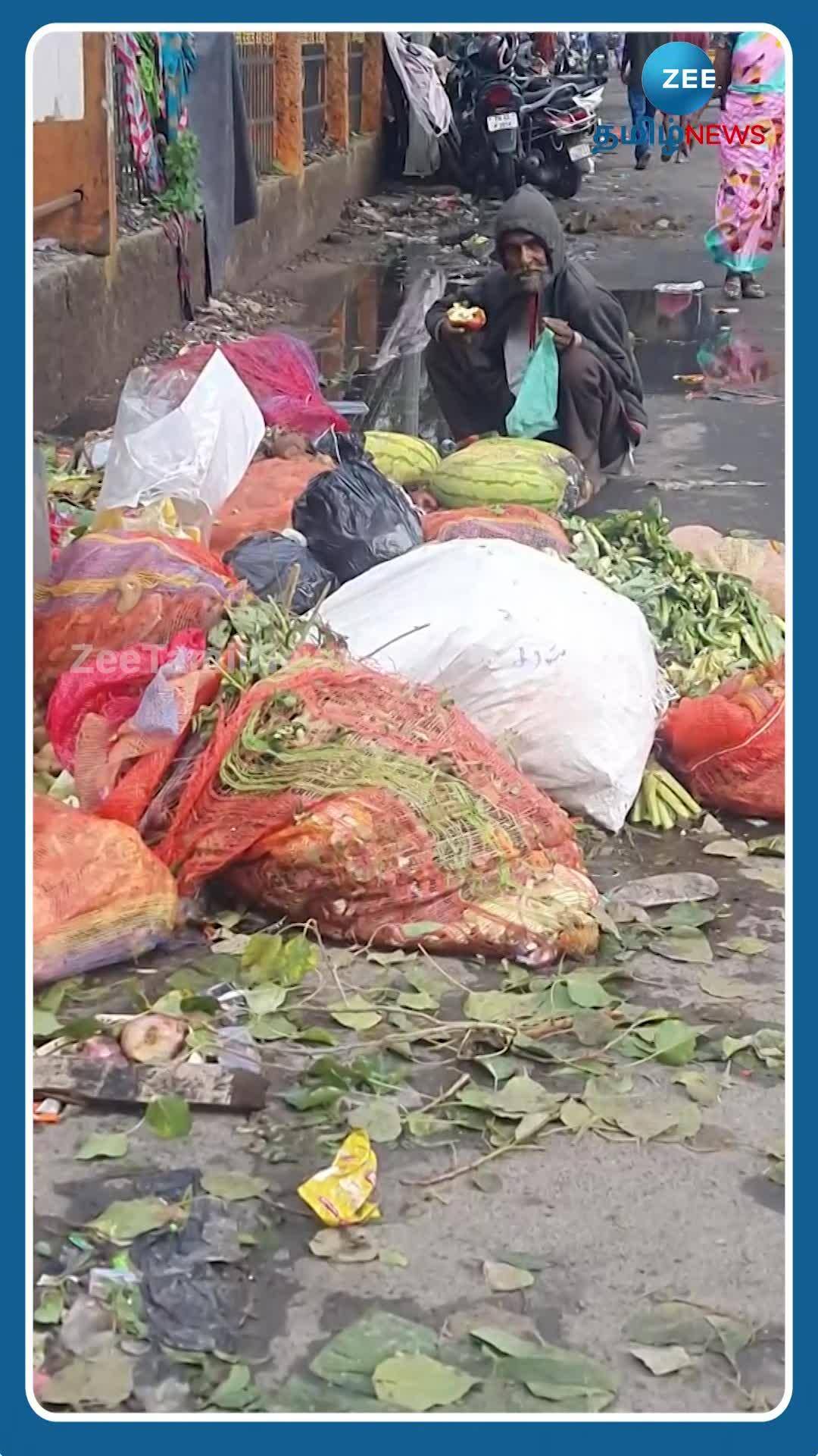 Hungry Man Eating From Garbage Video Viral | குப்பையில் இருந்து ...