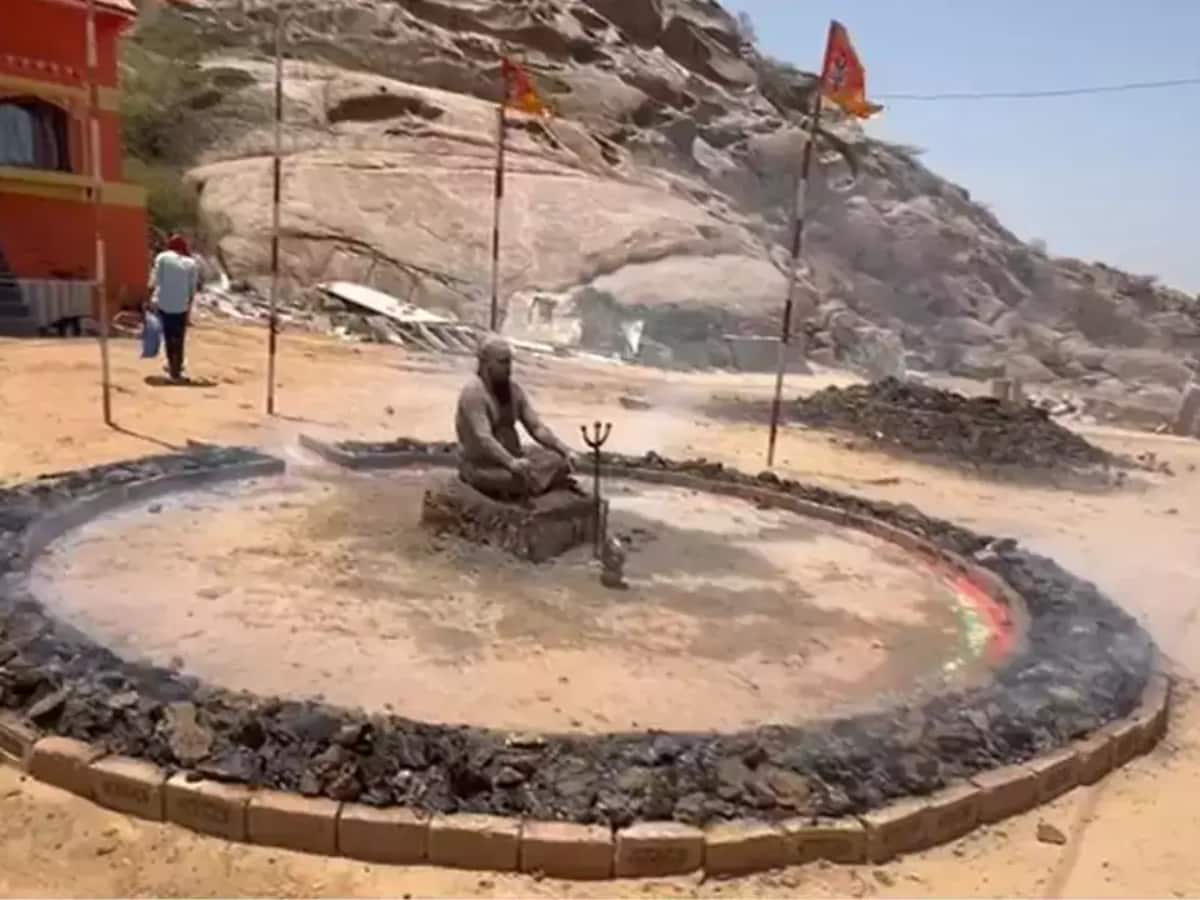 Viral Video of Naga Sadhu Practicing Penance Sitting Amid Fire in 47 ...