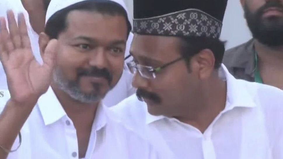 Vijay Wearing A Dhoti Shirt And A Kulla On His Head At An Iftar Fasting ...