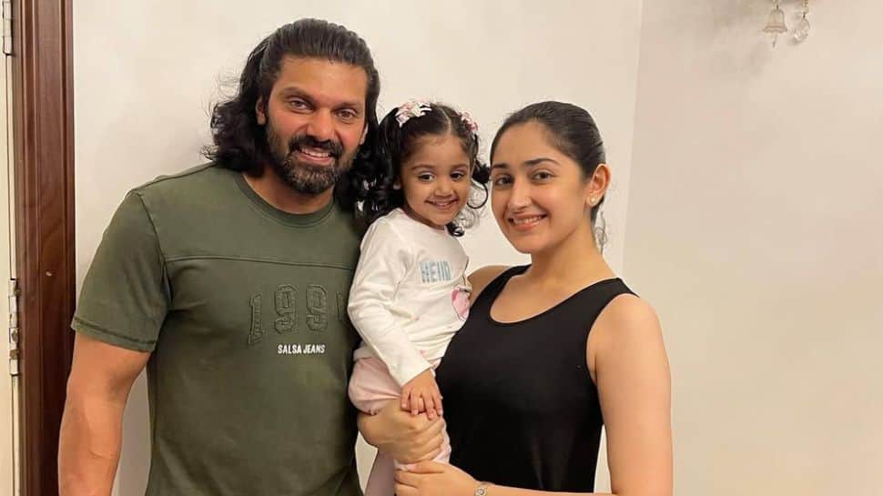Latest Photos Of Actor Arya With His Daughter Ariana And Wife Sayyeshaa ...